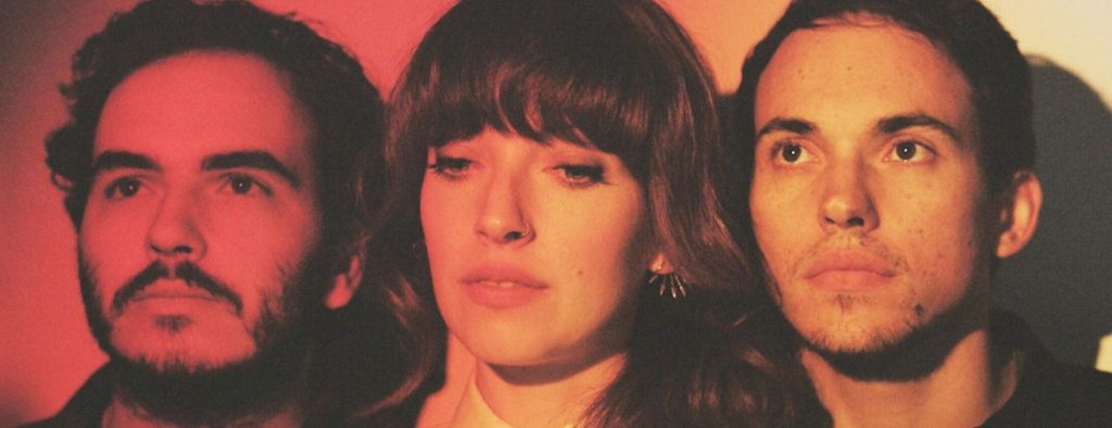 Daughter | Des pas qui résonnent à mille lieues - Skriber